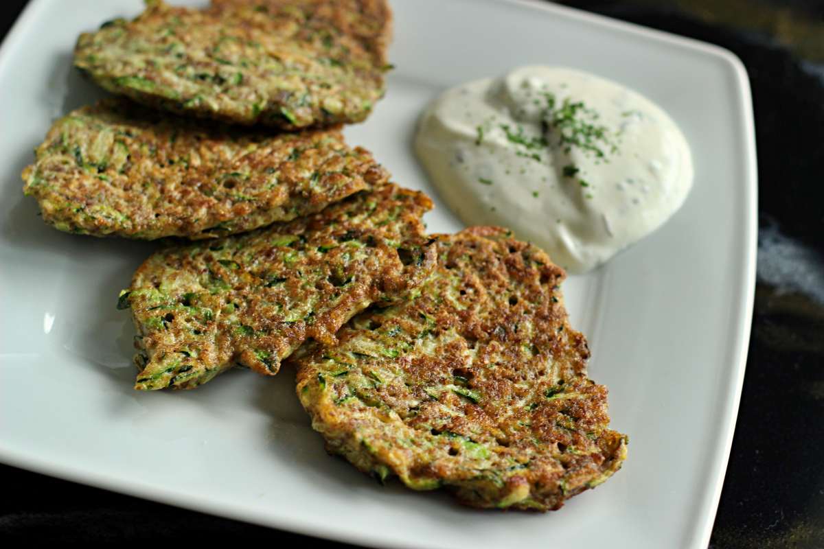 Placki z cukinii z siemieniem lnianym (keto, bezglutenowe) – WegePrzepis